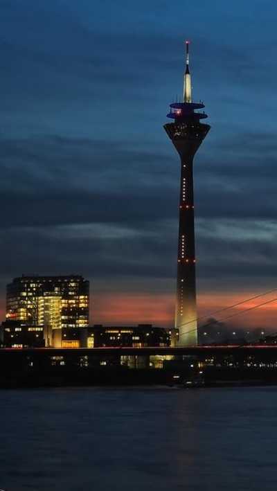 Düsseldorf Nightlife | Outside Simulator